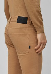 BOSS DELAWARE - Jeans Slim Fit - beige - Zalando.ch