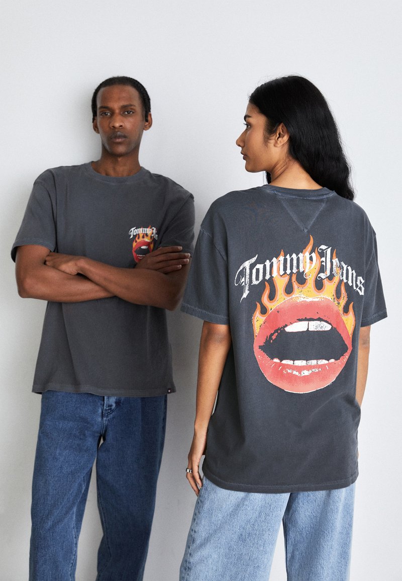 Tommy Jeans VINTAGE FIRE LIPS TEE UNISEX - T-Shirt print - new charcoal ...