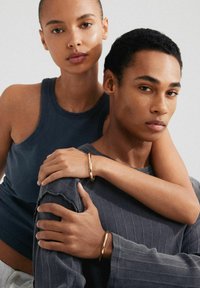 Pilgrim LIGHT BANGLE UNISEX - Armband - gold-coloured/guldfärgat ...