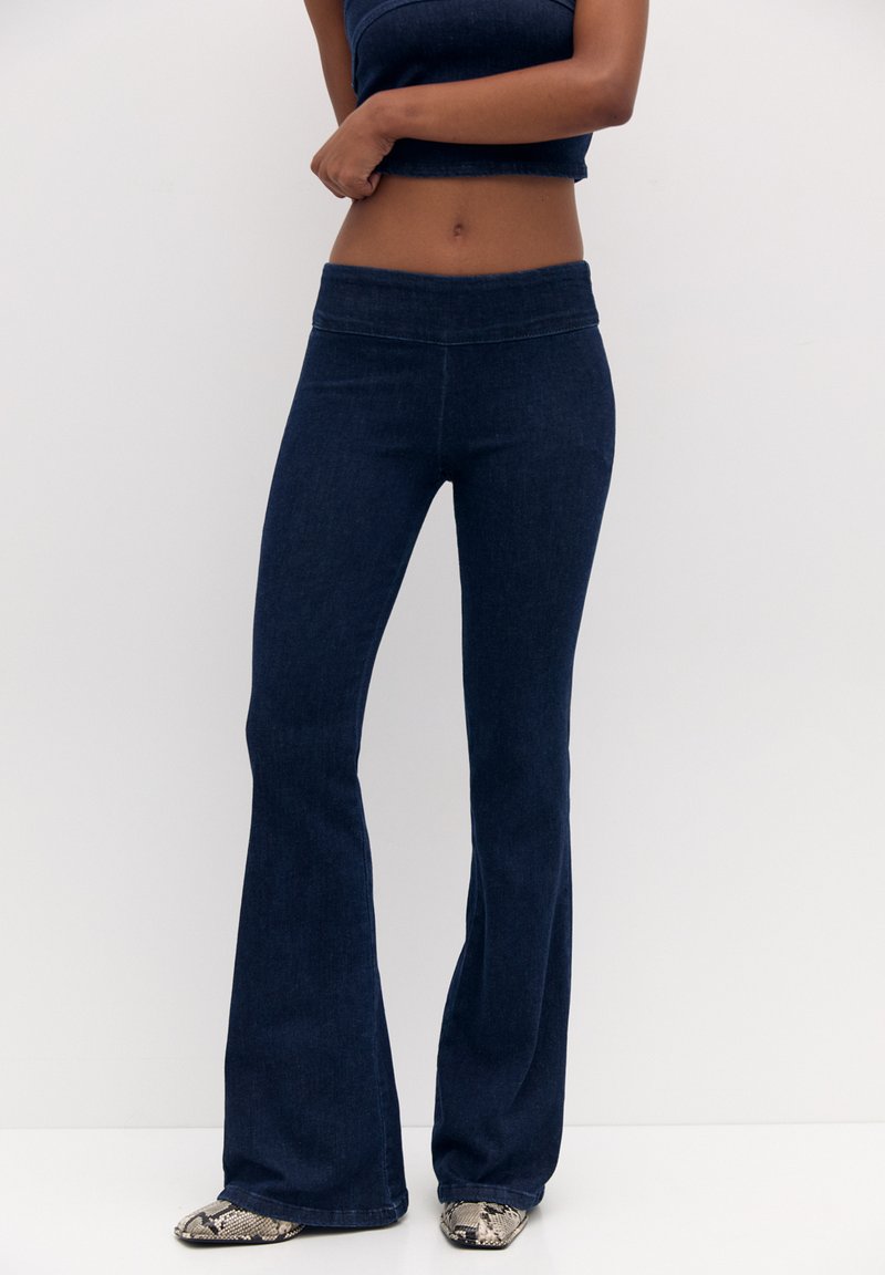 PULL&BEAR FLARED - Jeggings - dark blue/dunkelblau - Zalando.de