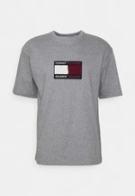 Tommy Hilfiger TOMMY HILFIGER X SHAWN MENDES GOOD LUCK TEE EXCLUSIVE UNISEX - T-shirt imprimé ...