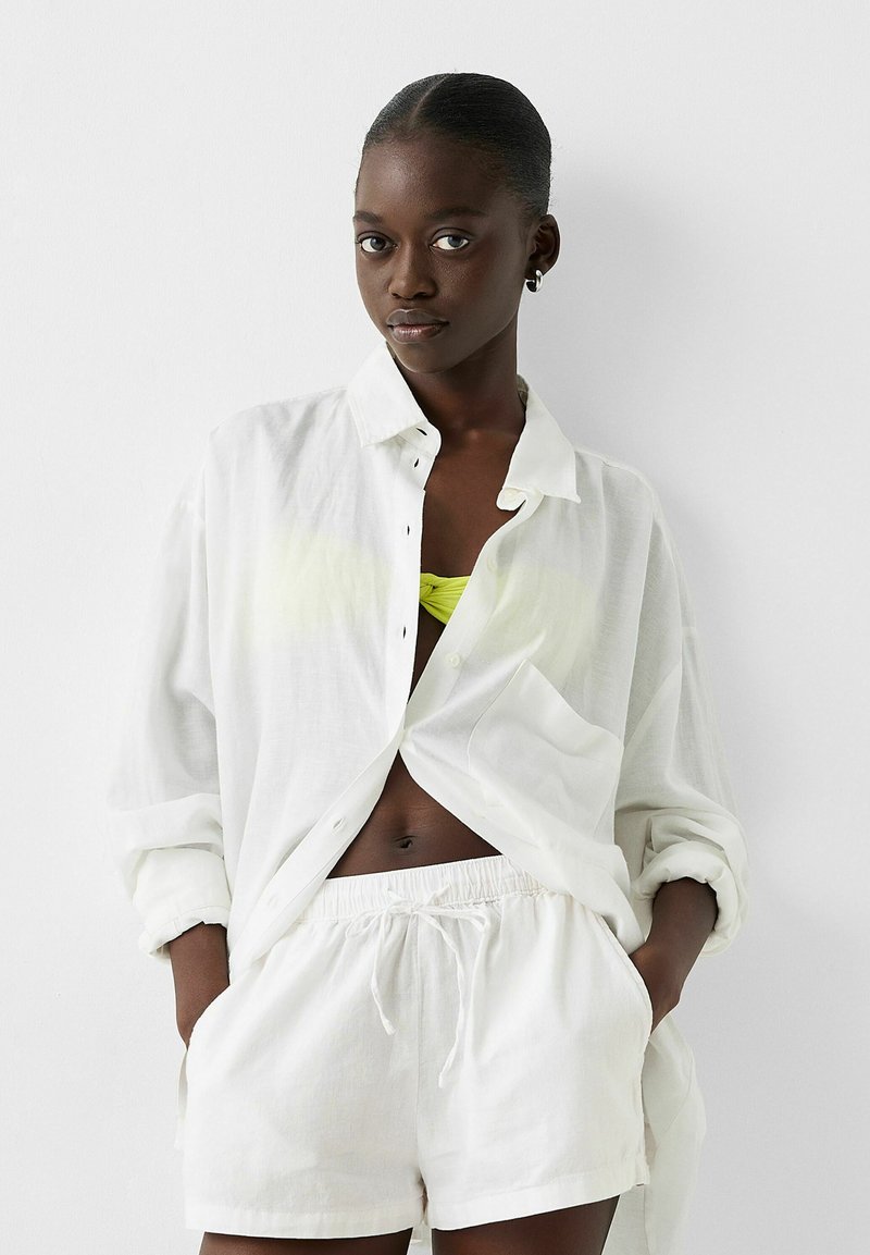 Bershka ELASTICATED WAISTBAND DETAIL - Shorts - white/weiß - Zalando.ch