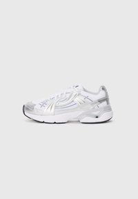 Under Armour SOLA - Baskets basses - white/metallic silver-coloured ...