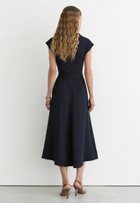 Reiss REGULAR FIT - SLOANE COLLARED BELTED MIDI DRESS . - Paitamekko ...