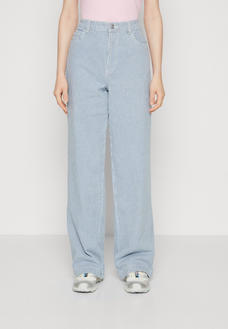Pieces PCBILLO WIDE - Flared Jeans - light blue denim/cloud dancer ...