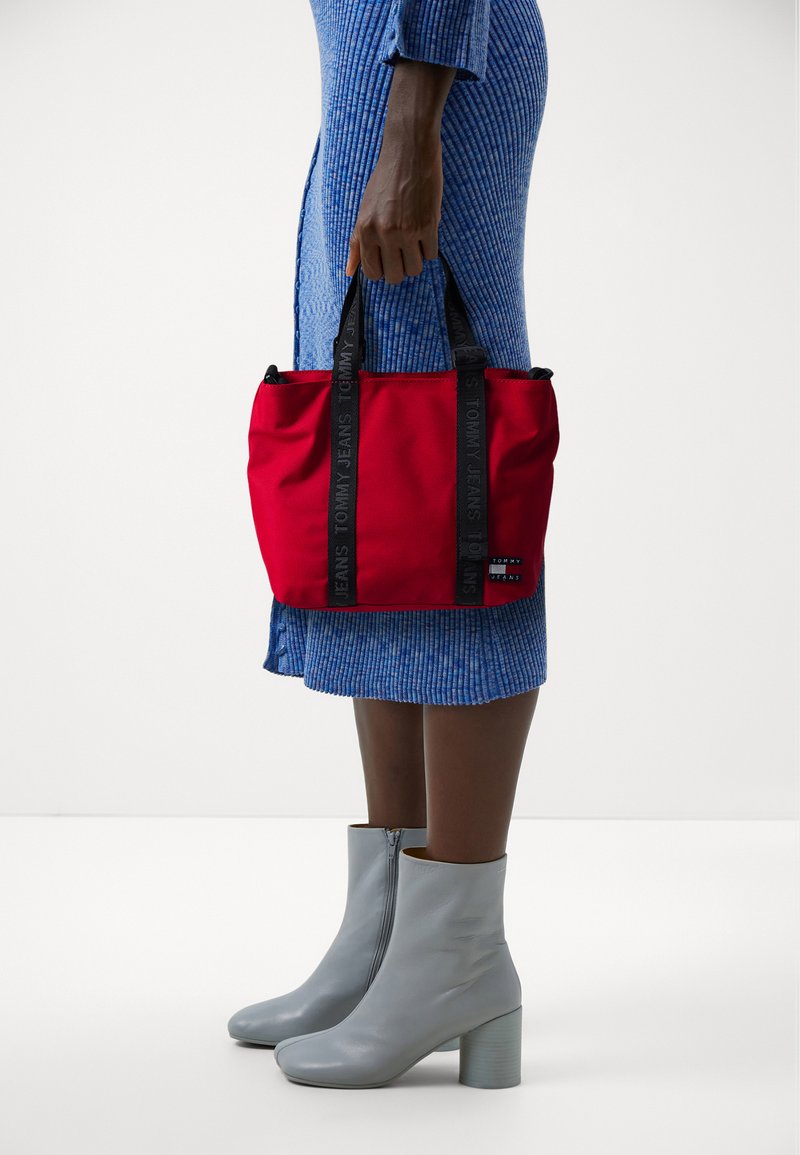 Tommy Jeans DAILY MINI TOTE - Handtasche - medium red/rot - Zalando.de