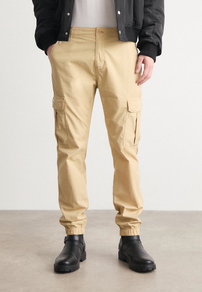 Tommy Jeans ETHAN - Cargo trousers - gentle gold/sand - Zalando.co.uk