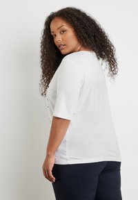 Samoon KURZARM RUNDHALS HALBARM - T-Shirt print - white gemustert/weiß ...