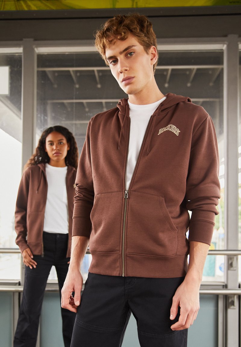 DOCKERS FULL ZIP HOODIE - Felpa con zip - varsity arch shaved chocolate ...