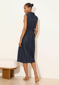 Lipsy REGULAR FIT - BUCKLE DETAIL MIDI DRESS . - Farkkumekko - rinse ...