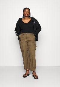Vero Moda Curve VMCCHARLOTTE PANT - Pantalones cargo - capers/verde oscuro - Zalando.es
