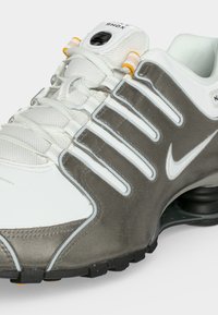 Nike Sportswear SHOX NZ - Baskets basses - summit white/metallic pewter ...