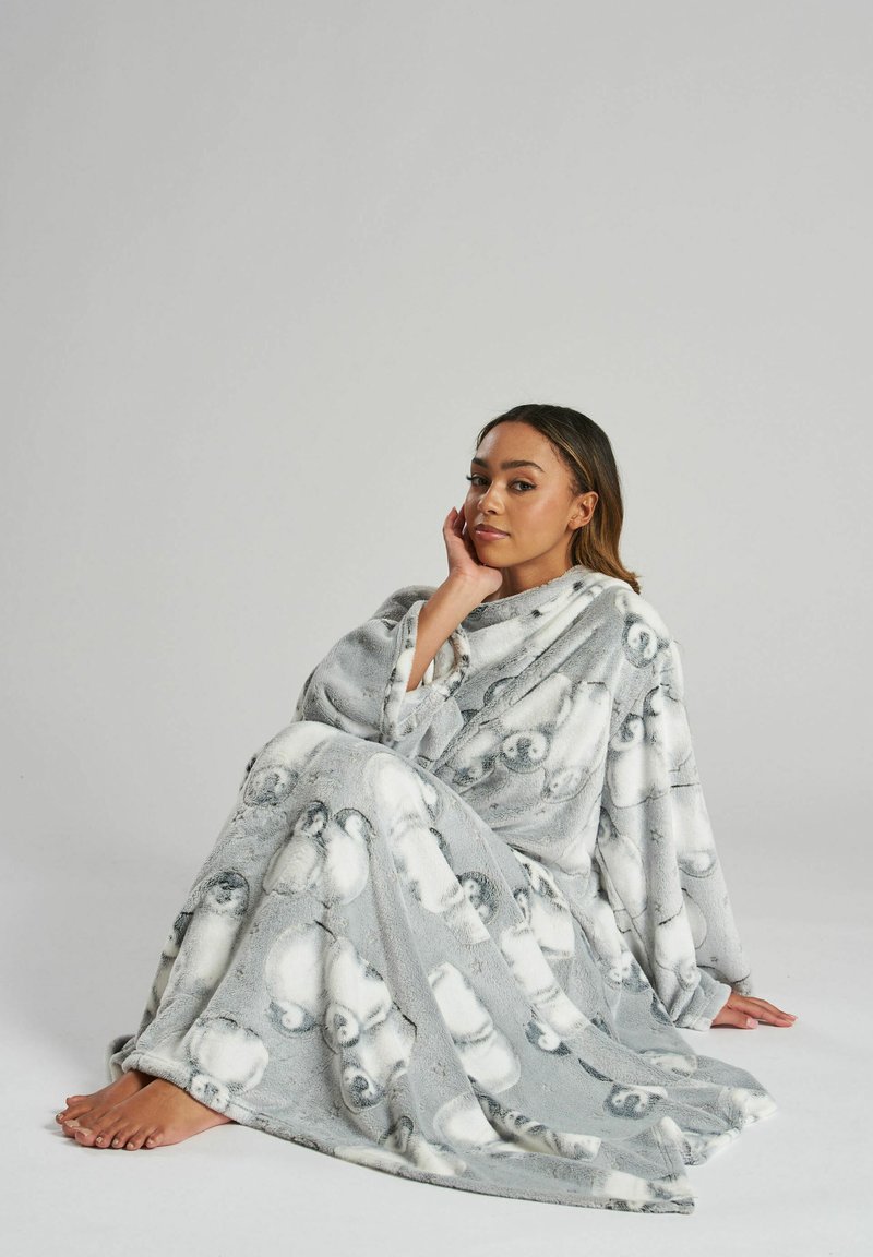 Loungeable LOUNGEABLE ONESIES PENGUIN LUXURY SLEEVED BLANKET ...