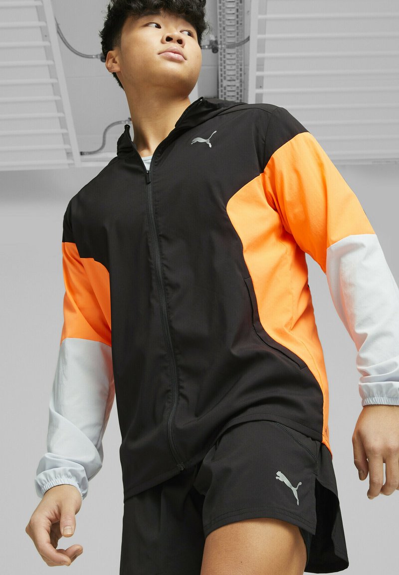 Puma RUN LIGHTWEIGHT - Running jacket - black ultra orange/black - Zalando