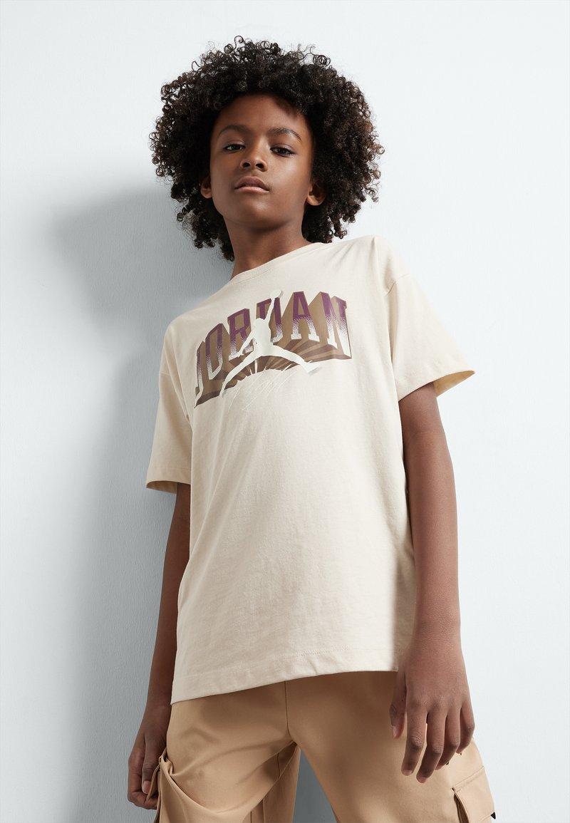 Jordan PUSH THROUGH TEE UNISEX - Print T-shirt - legend light brown ...