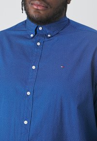 Tommy Hilfiger FLEX MINI - Chemise - anchor blue/optic white/bleu - ZALANDO.CH