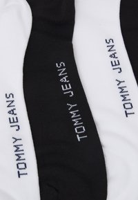 Tommy Jeans QUARTER FLAG UNISEX 4 PACK - Strumpor - white/black/vit ...
