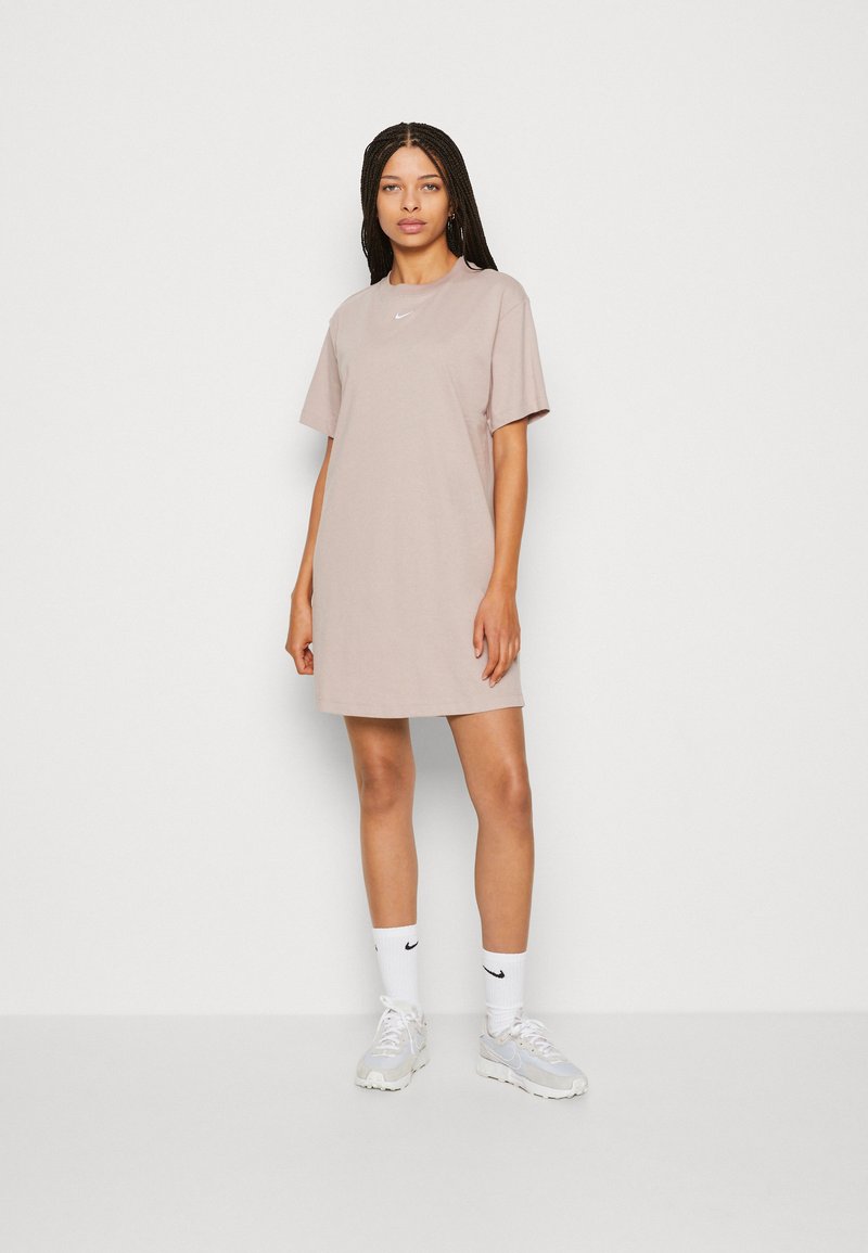 Nike Sportswear DRESS - Robe en jersey - diffused taupe/white/beige ...