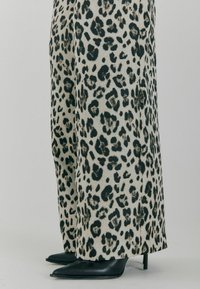 NORR LELO - Pantalones - leo print/gris claro - Zalando.es