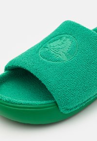Crocs CLASSIC TOWEL SLIDE UNISEX - Tøfler - green ivy/mørkegrønn ...