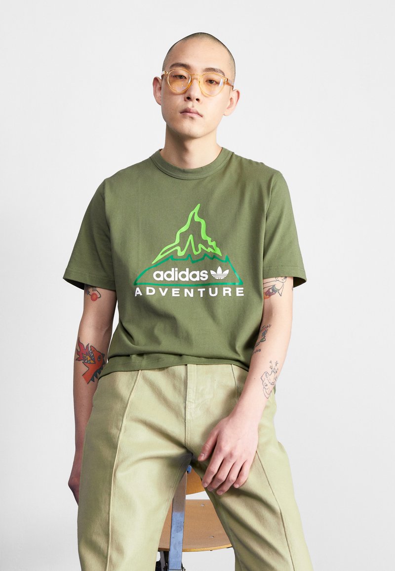 adidas Originals VOLCANO TEE - T-shirt con stampa - olive strata/oliva ...
