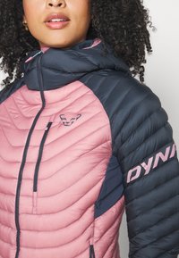 Dynafit RADICAL HOOD - Daunenjacke - blueberry mokarosa/dunkelblau - Zalando.de