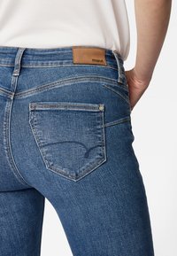 Mavi MARIA - Jeans Bootcut - mid shaded glam/blau - Zalando