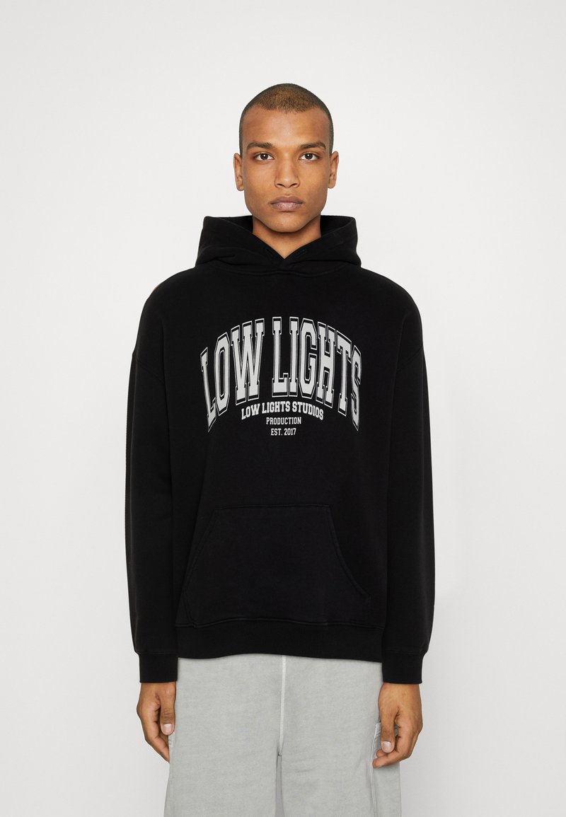 LOW LIGHTS STUDIOS® CAMPUS HOODIE UNISEX - Bluza z kapturem - black ...