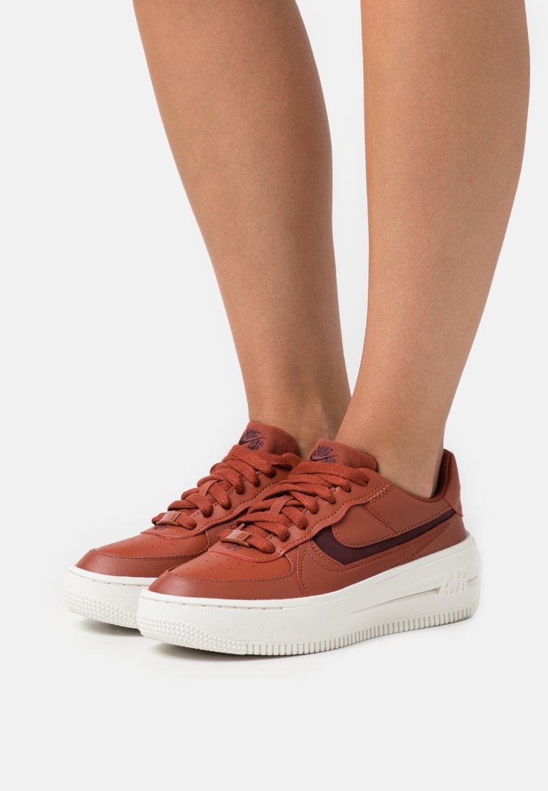 Nike Sportswear AF1 PLT.AF.ORM - Sneaker low - mars stone/burgundy ...