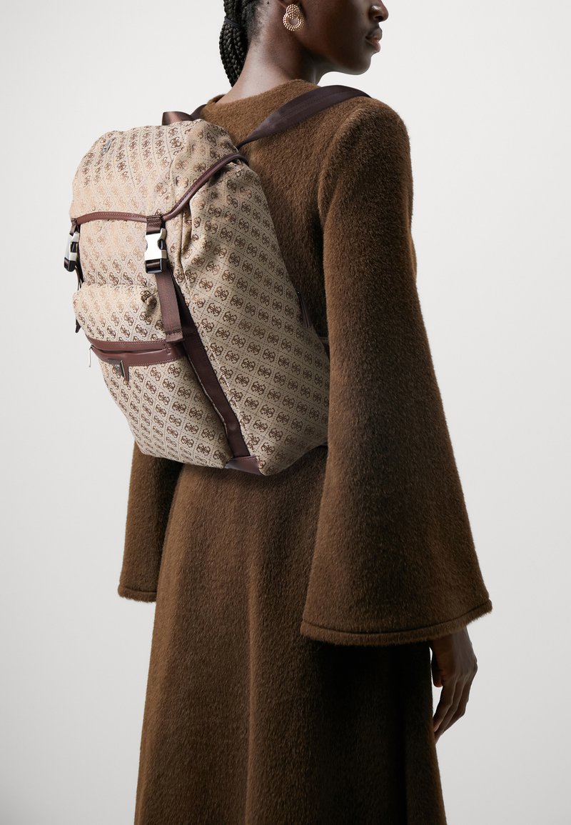 Guess ROMA FLAP BACKPACK UNISEX - Seljakott - beige/brown/beež - Zalando.ee