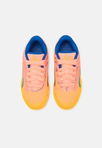 Puma STEWIE 3 DAWN IN ‘CUSE - Basketballsko - yellow sizzle/fluro peach ...