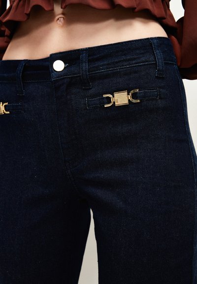 adL BUCKLE DETAILED - Flared Jeans - navy blue/dunkelblau - Zalando.at