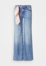 Guess PALAZZO 2-IN-1 - Blugi loose fit - light blue denim/denim ...