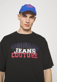 Versace Jeans Couture COLLEGE - T-Shirt print - black/schwarz - Zalando.at