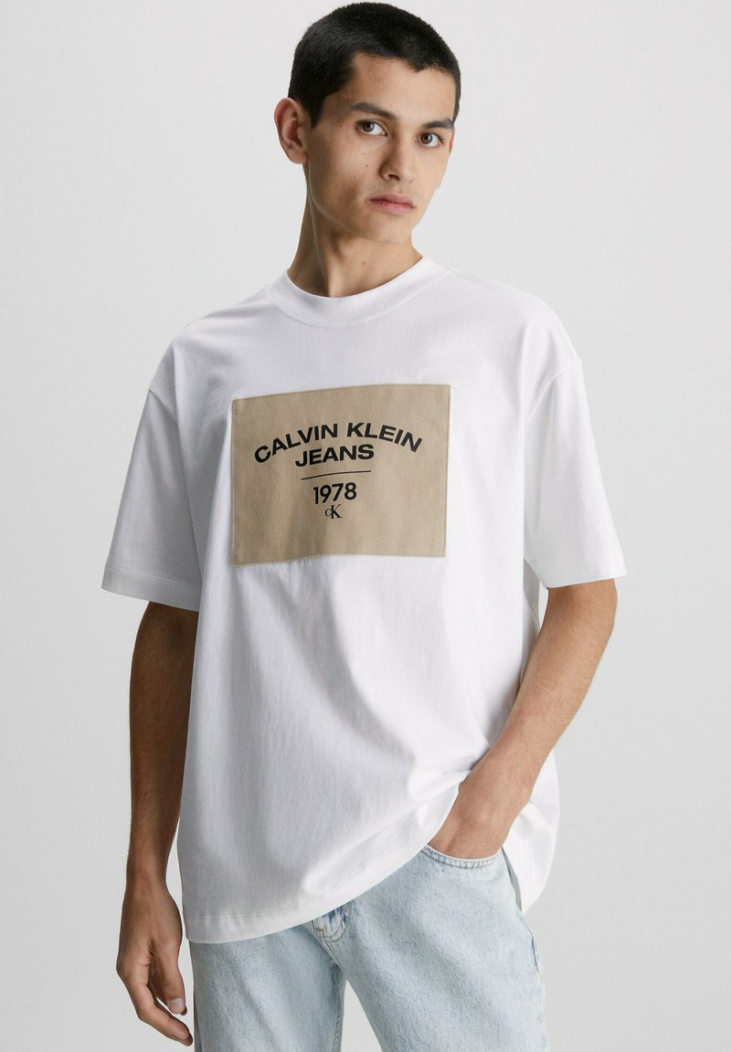 Calvin Klein Jeans LOGO PATCH - Print T-shirt - bright white/white ...