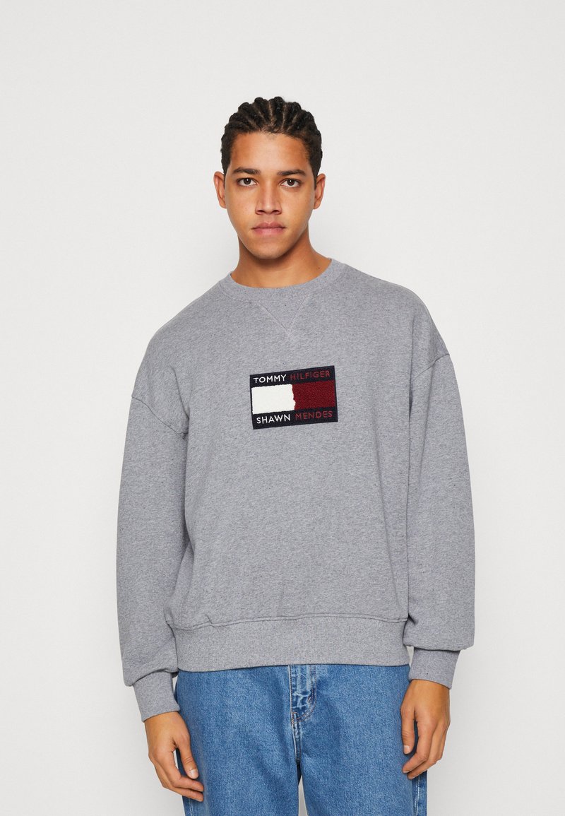 Tommy Hilfiger TOMMY HILFIGER X SHAWN MENDES GOOD LUCK CREWNECK EXCLUSIVE UNISEX - Bluză de ...