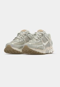 Nike Sportswear ZOOM VOMERO 5 - Sneakers - light bone/phantom/light ...