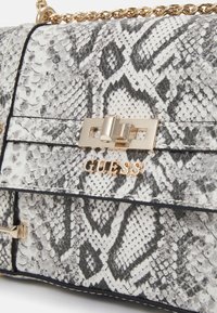 Guess EMILEE CONVERTIBLE XBODY FLAP - Handtasche - natural multi/beige ...