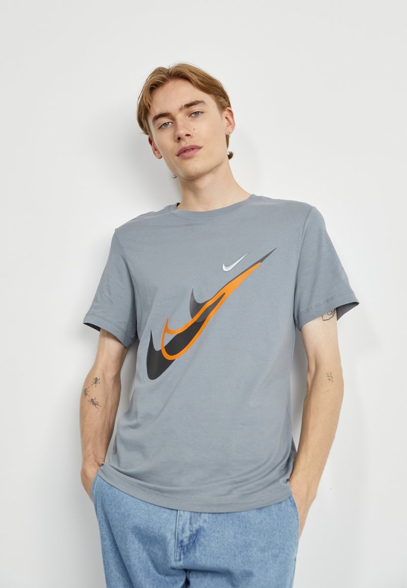Nike Sportswear TEE - Triko s potiskem - cool grey/šedá - Zalando.cz