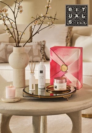 Kosmetik für Damen versandkostenfrei für die meisten Bestellungen ...