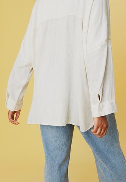 Avasta Tuunikad ja pluusid naistele veebis | ZALANDO