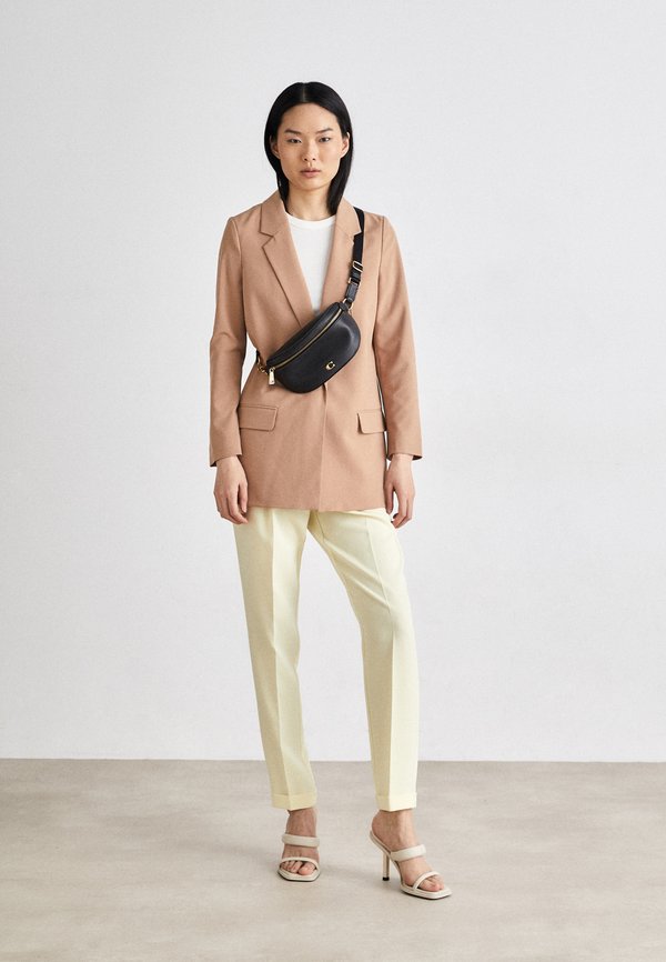 COACH POLISHED PEBBLE BETHANY BELT - Sac banane - black/noir - ZALANDO.FR