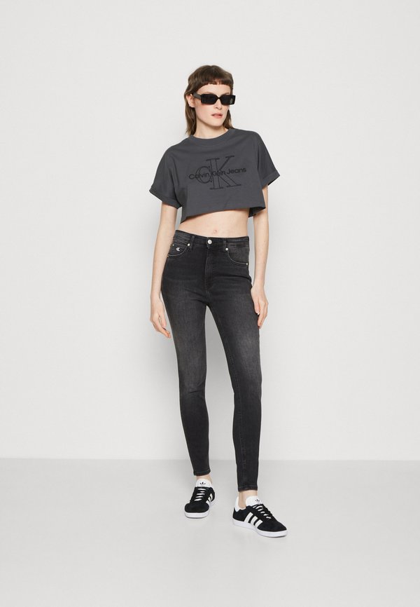 Calvin Klein Jeans EMBROIDERED MONOLOGO CROPPED - Camiseta estampada - washed black/negro ...