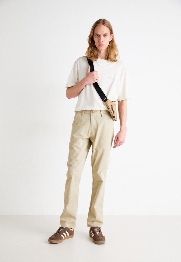 adidas Originals GAZELLE UNISEX - Trainers - earth strata/cream white ...