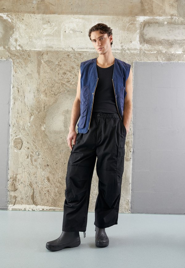 Crocs STOMP PUFF - Stivali da neve - black/nero metallico - Zalando.it