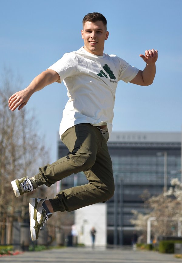 adidas Originals ADI2000 - Trainers - focus olive/crystal white/wonder ...