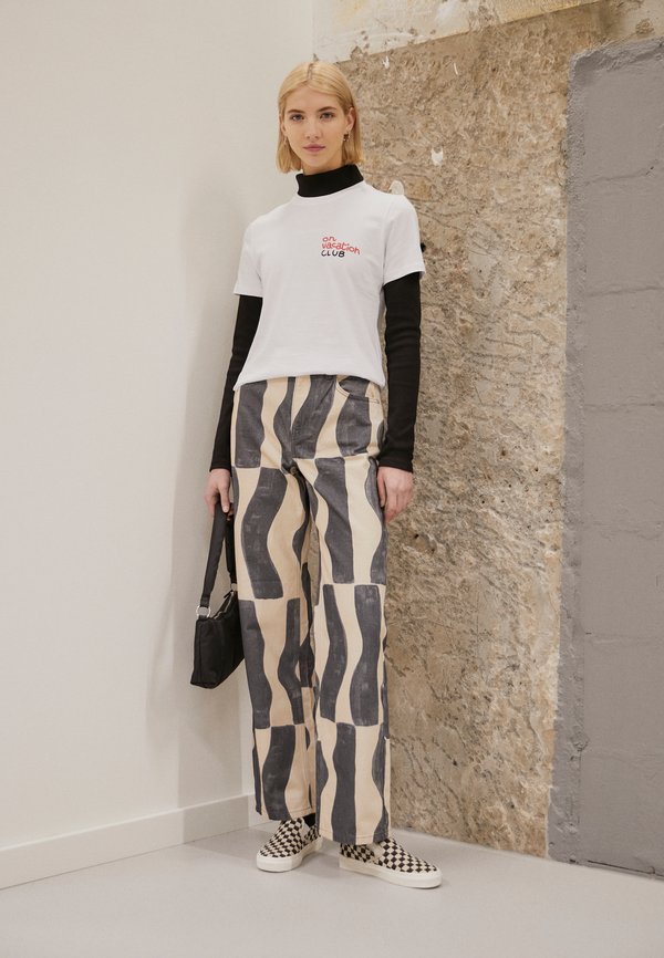 Vans CLASSIC STACKFORM - Slip-ons - black/white - Zalando.co.uk