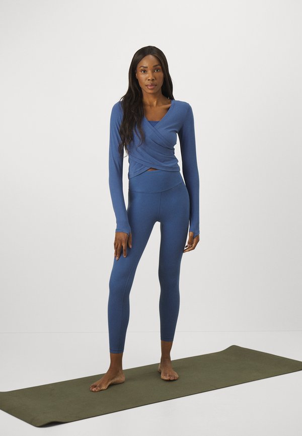 Athleta TRANSCEND WRAP - Langarmshirt - chrome blue/blau - Zalando.de