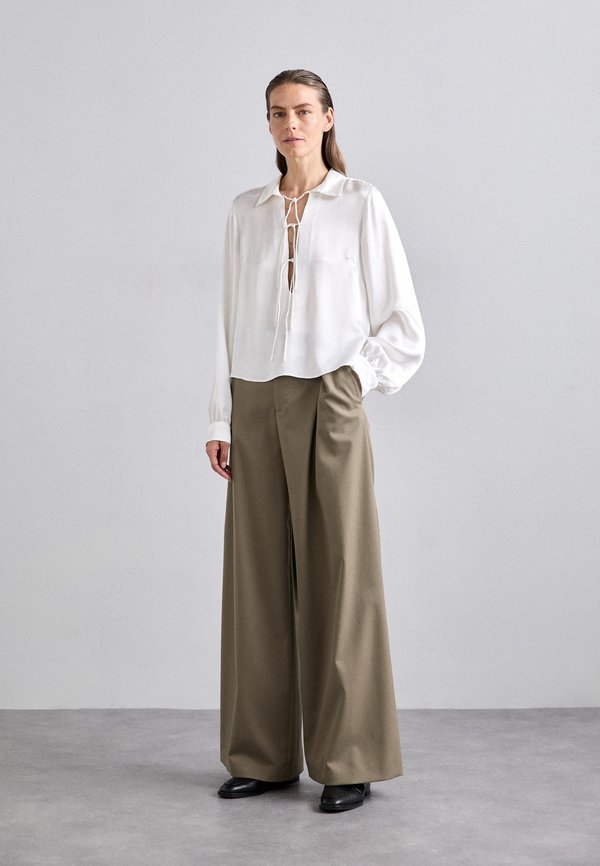 Norma Kamali FULL SLEEVE COLLAR STAND - Skjorta - snow white/vit ...