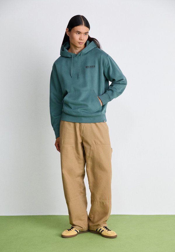 Carhartt WIP HOODED CHASE - Sweat à capuche - chervil/gold/vert ...